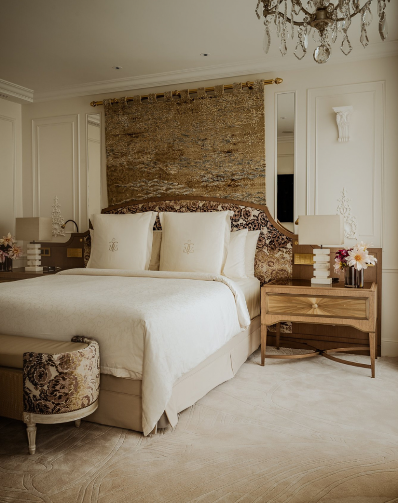 Dark Elegance: A Luxurious Dark Living Room with Russian Flair | Covet ...